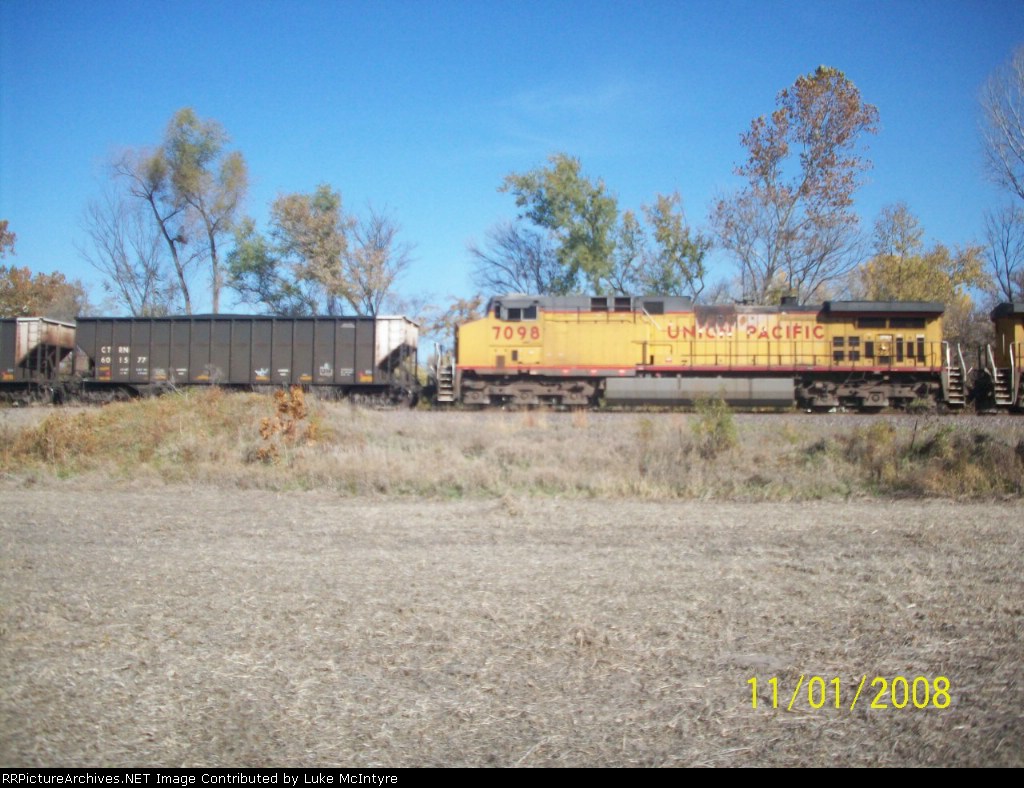 UP 7098 and CTRN 601577